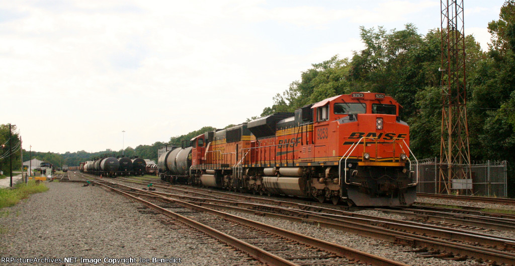 BNSF 9253 & 8946 on 38G